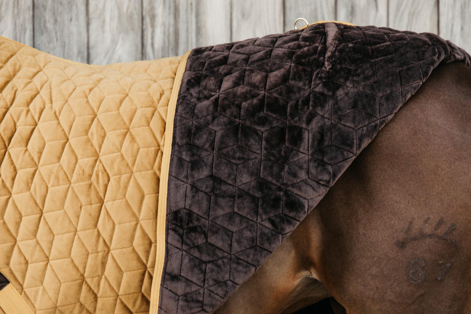 Stalldecke, Showrug Kentucky mit Kaninchenfellimitat,Scheuern, Samt Stalldecke, Showrug Kentucky mit Kaninchenfellimitat,Scheuern, Samt